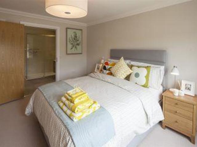 2 Bedrooms Flat for sale in Helston Lane, Windsor SL4