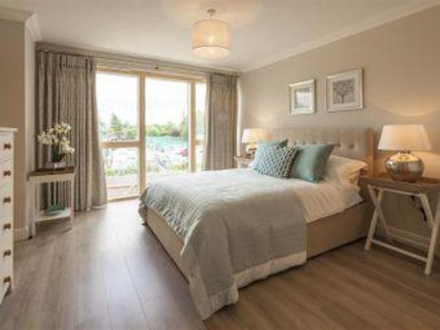 2 Bedrooms Flat for sale in Helston Lane, Windsor SL4