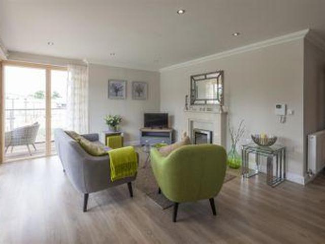2 Bedrooms Flat for sale in Helston Lane, Windsor SL4