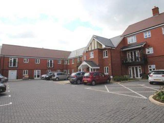 2 Bedrooms Flat for sale in Hempstead Road, Bovingdon, Hemel Hempstead HP3