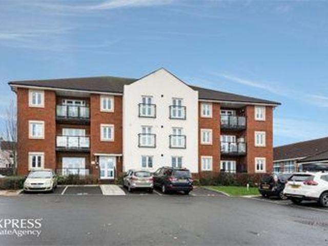 2 Bedrooms Flat for sale in Heol Cae Tynewydd, Loughor, Swansea, West Glamorgan SA4