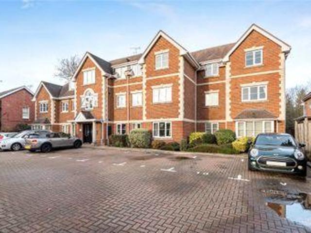 2 Bedrooms Flat for sale in Heron Court, Yorktown Road, Sandhurst, Berkshire GU47