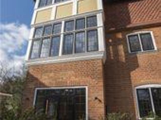2 Bedrooms Flat for sale in Hitherbury House, 97 Portsmouth Road, Guildford, Surrey GU2