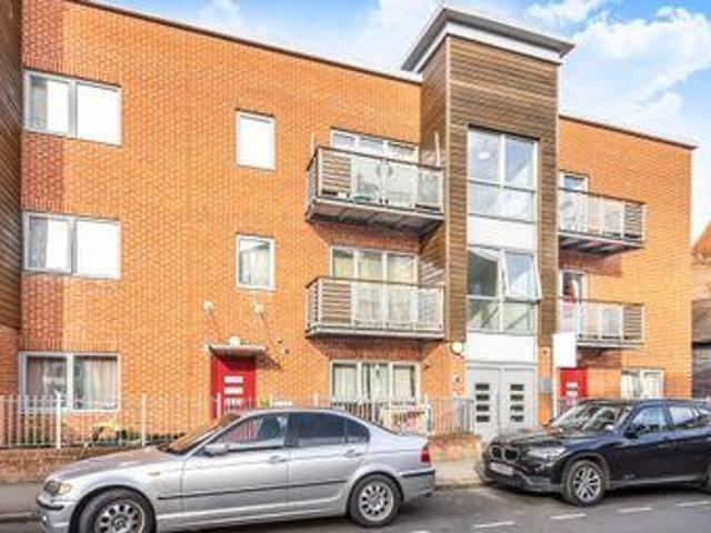 2 Bedrooms Flat for sale in High Wycombe, Buckinghamshire HP11