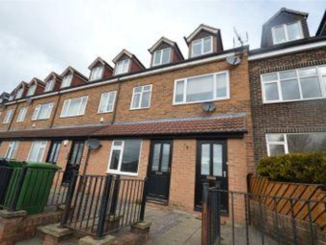 2 Bedrooms Flat for sale in High Moor Crescent, Leeds, West Yorkshire LS17