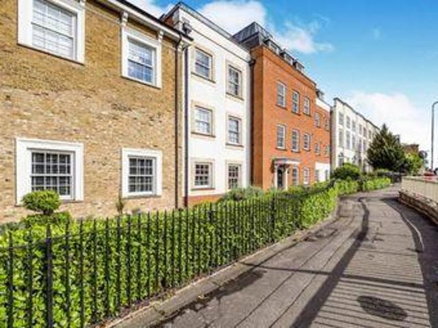 2 Bedrooms Flat for sale in High Road, Woodford Green IG8