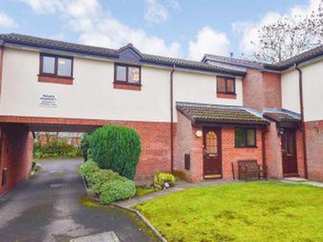 2 Bedrooms Flat for sale in Highgrove Close, Bolton BL1