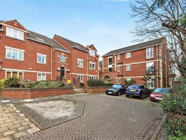 2 Bedrooms Flat for sale in Highthorne Court, Shadwell, Leeds LS17