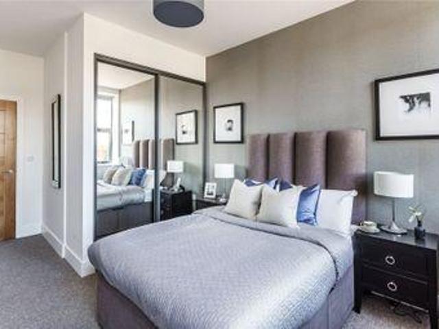 2 Bedrooms Flat for sale in Hipley Street, Woking GU22