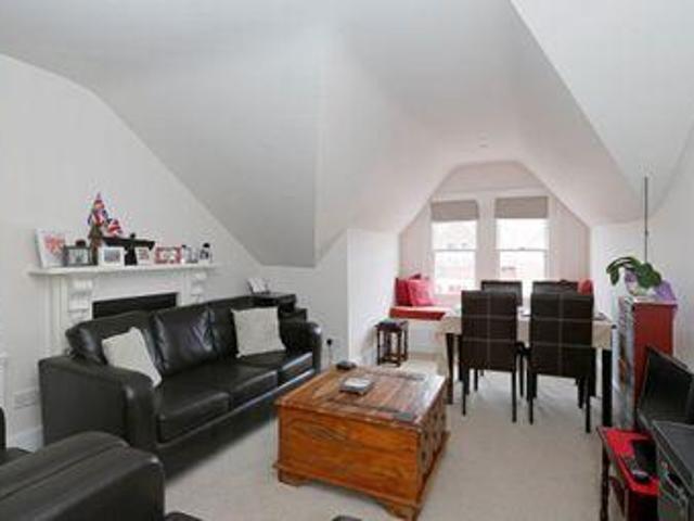 2 Bedrooms Flat for sale in Huron Road, London SW17