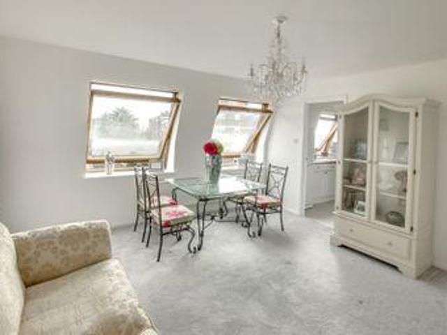 2 Bedrooms Flat for sale in Hurst Lane, Eastbourne BN21