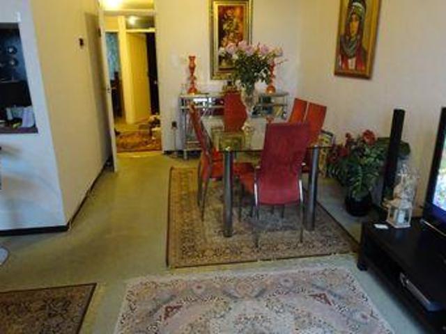 2 Bedrooms Flat for sale in Ingledew Court, Allwoodly, Leeds LS17
