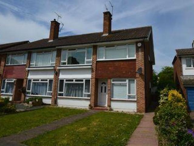 2 Bedrooms Flat for sale in Oak Grove, Lower Sunbury, Surrey TW16