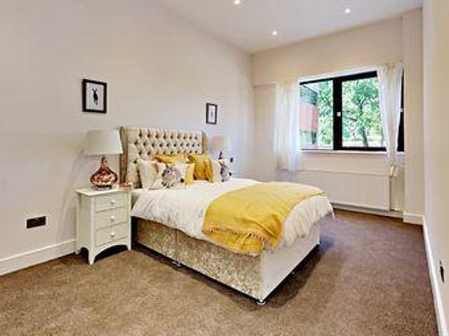 2 Bedrooms Flat for sale in Oak House, Harvest Crescent, Fleet GU51