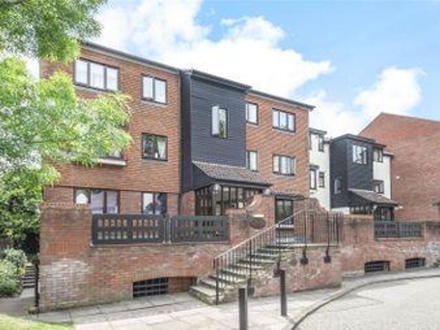 2 Bedrooms Flat for sale in Oakdene Close, Pinner, Middlesex HA5