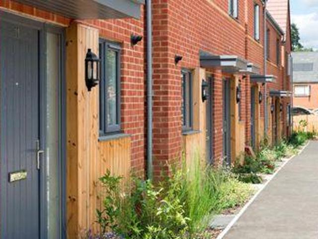 2 Bedrooms Flat for sale in ´´Oakley Court´´ at Louisburg Avenue, Bordon GU35