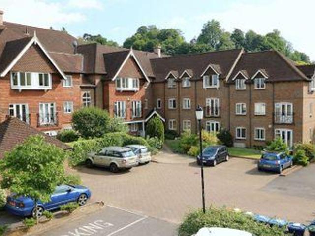2 Bedrooms Flat for sale in Ockford Road, Godalming GU7
