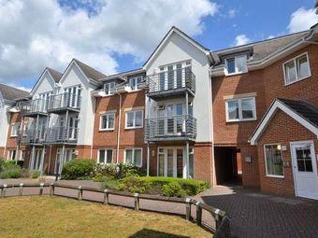 2 Bedrooms Flat for sale in Old Dairy Close, Fleet GU51