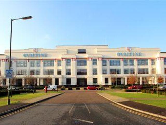 2 Bedrooms Flat for sale in Ovaltine Drive, Kings Langley WD4