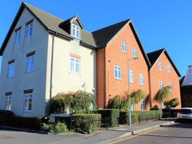 2 Bedrooms Flat for sale in Overton Court, Tongham GU10