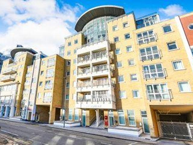 2 Bedrooms Flat for sale in Lombard Road, London SW11