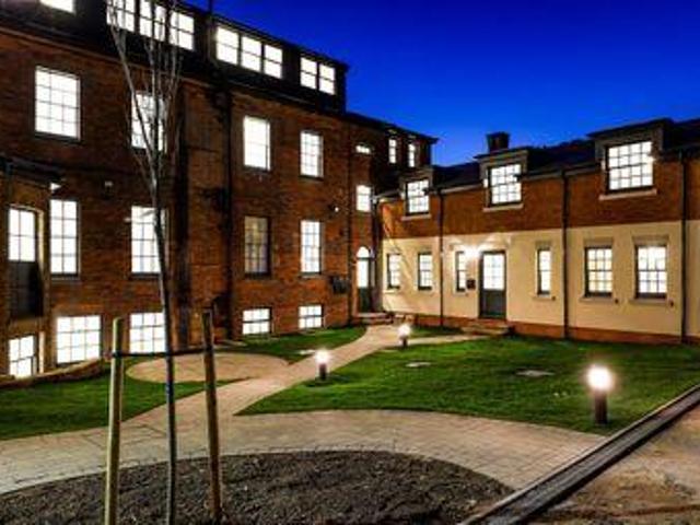 2 Bedrooms Flat for sale in London Road, High Wycombe HP11