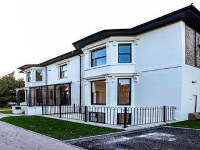 2 Bedrooms Flat for sale in London Road, High Wycombe HP11