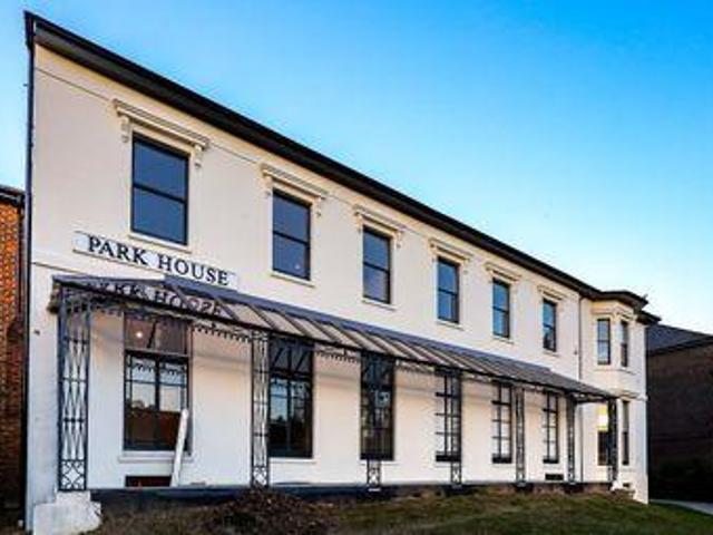 2 Bedrooms Flat for sale in London Road, High Wycombe HP11