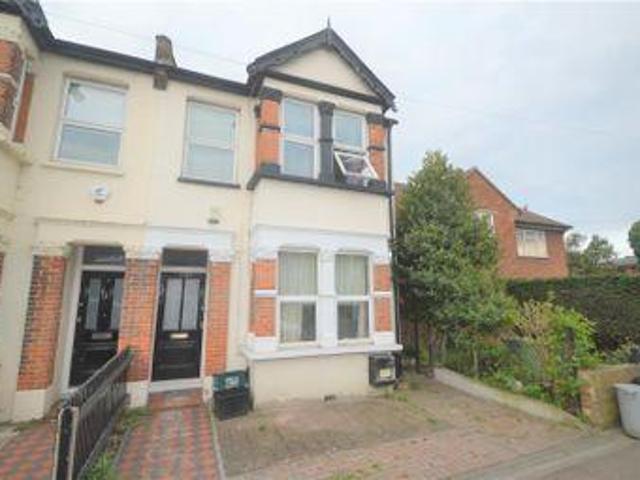 2 Bedrooms Flat for sale in Latchett Road, London E18