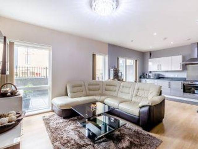 2 Bedrooms Flat for sale in Lakeside Drive, Park Royal NW10