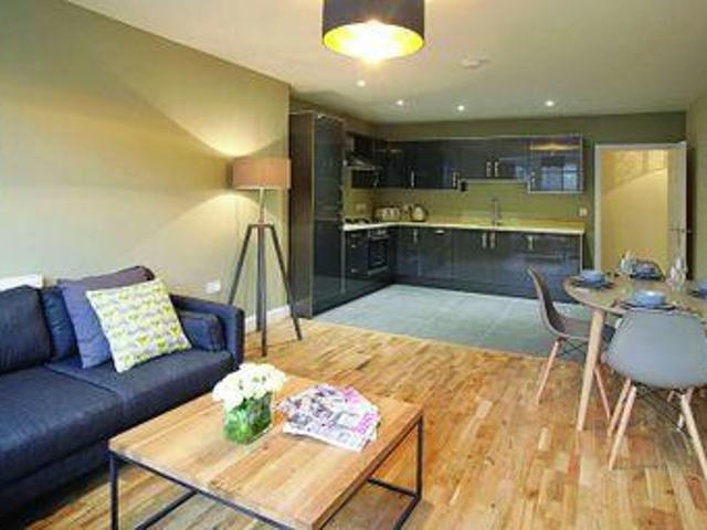 2 Bedrooms Flat for sale in Lambourn Square, Newbury RG14
