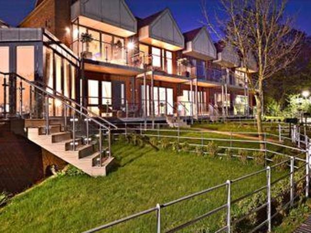 2 Bedrooms Flat for sale in Langhurstwood Road, Horsham RH12