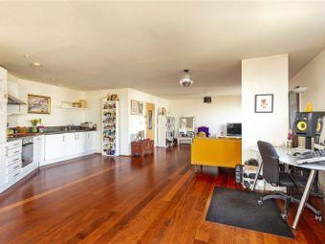 2 Bedrooms Flat for sale in Leamore Court, Bethnal Green, London E2