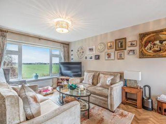 2 Bedrooms Flat for sale in Little Elms, Harlington, Hayes UB3