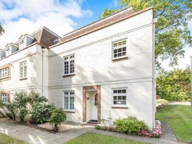 2 Bedrooms Flat for sale in Lightwater, Surrey GU18