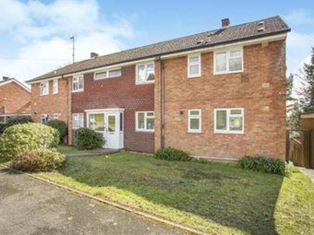 2 Bedrooms Flat for sale in Lightwater, Surrey, United Kingdom GU18