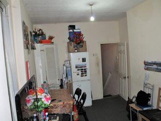 2 Bedrooms Flat for sale in Ling Road, London E16