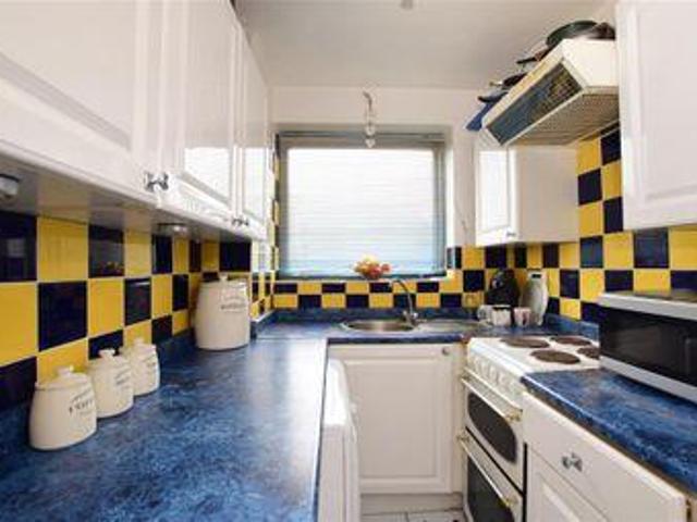 2 Bedrooms Flat for sale in Lyndhurst Road, Hove, East Sussex BN3