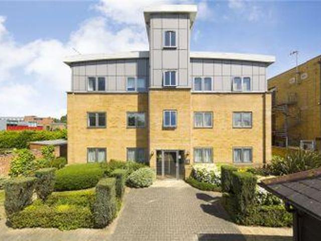 2 Bedrooms Flat for sale in Lynmouth Gardens, Chelmsford, Essex CM2