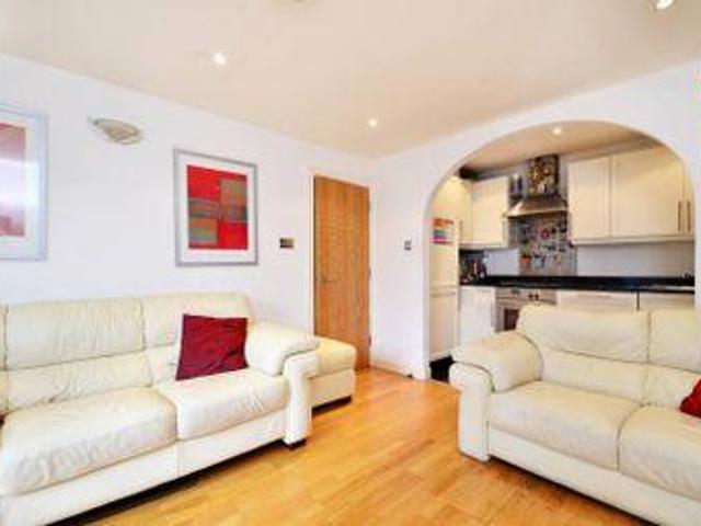2 Bedrooms Flat for sale in Lyon Road, Harrow HA1