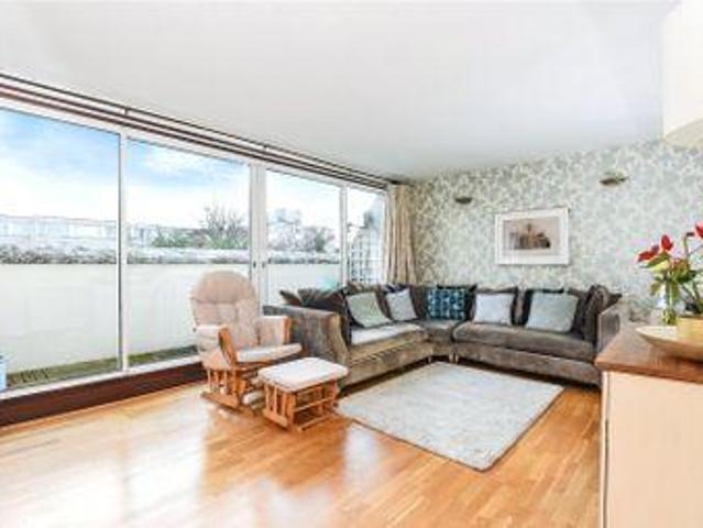 2 Bedrooms Flat for sale in Mountbatten Square, Windsor, Berkshire SL4
