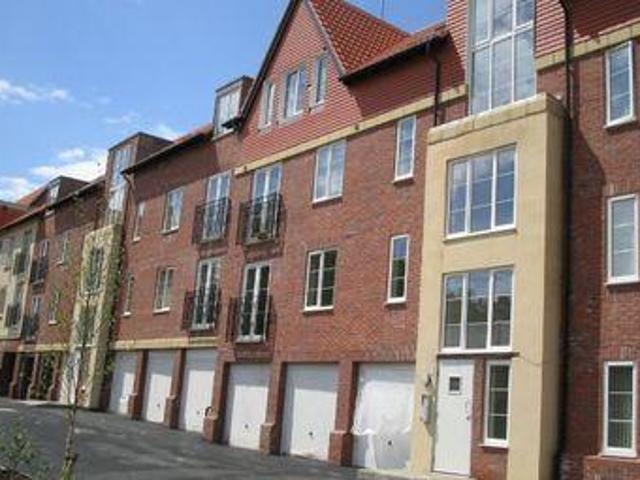 2 Bedrooms Flat for sale in Monument Close, York YO24