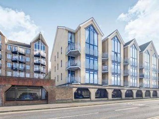 2 Bedrooms Flat for sale in Mayflower House, Valetta Way, Rochester, Kent ME1