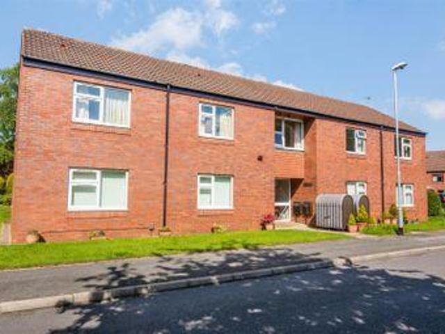 2 Bedrooms Flat for sale in Magdalene Close, Leeds LS16