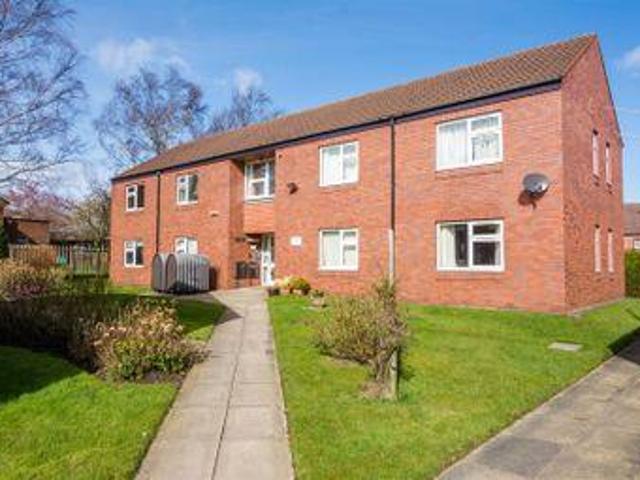2 Bedrooms Flat for sale in Magdalene Close, Leeds LS16