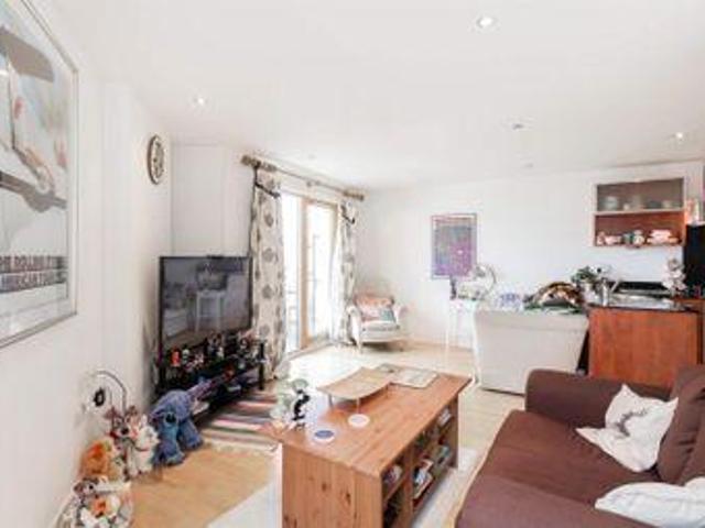2 Bedrooms Flat for sale in Magellan House, Armouries Way, Leeds LS10