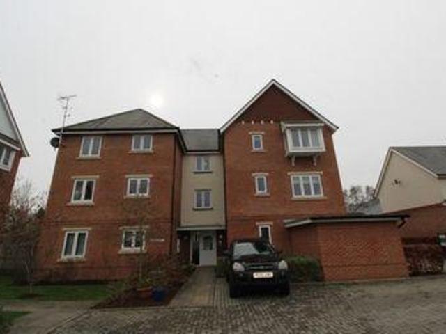 2 Bedrooms Flat for sale in Mallards House, Alder Court, Fleet, Hampshire GU51
