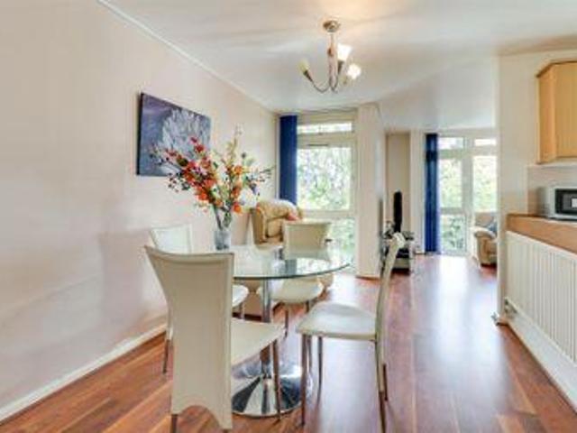 2 Bedrooms Flat for sale in Manor Court, Weybridge KT13