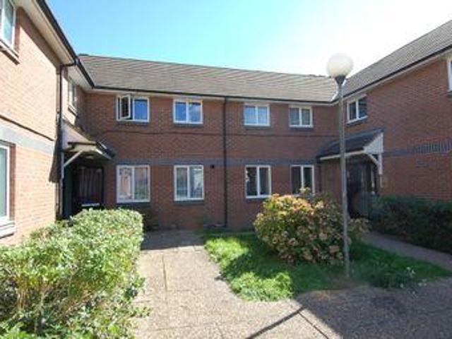 2 Bedrooms Flat for sale in Maple Close, Hampton TW12