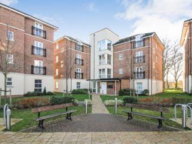 2 Bedrooms Flat for sale in Markham House, Kenley Place, Farnborough, Hampshire GU14